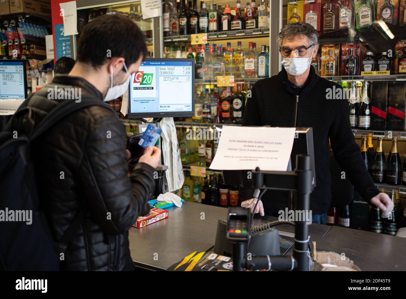 A cashier in a supermarket on the fourth day of containment decreed by ...