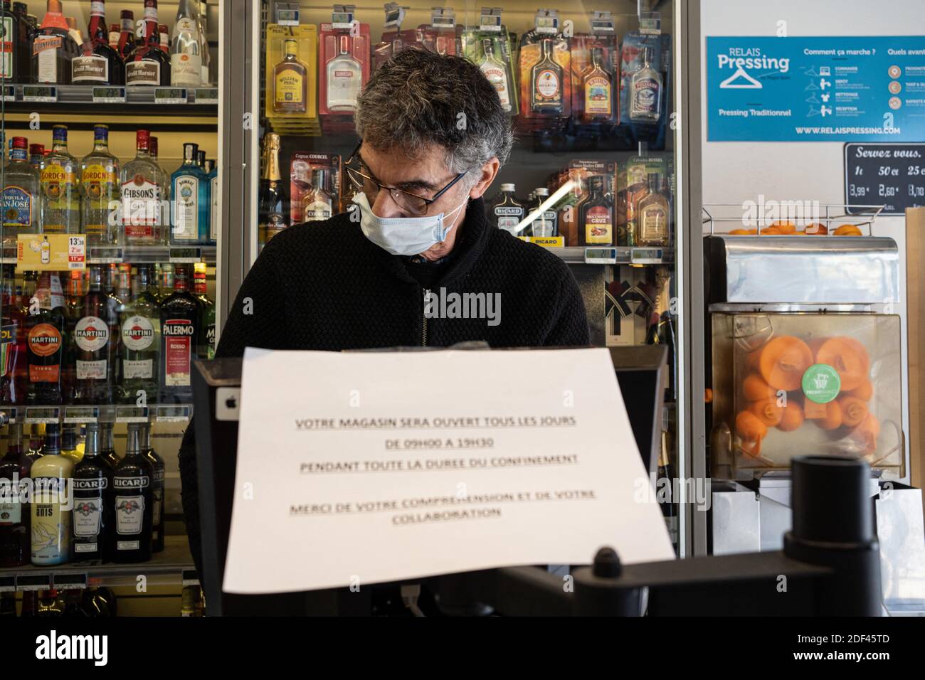 A cashier in a supermarket on the fourth day of containment decreed by ...