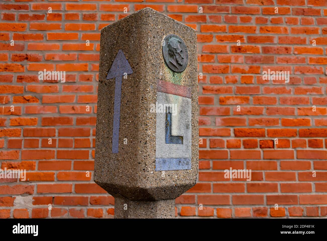 Original Lincoln Highway road markers in rural Illinois Stock Photo - Alamy