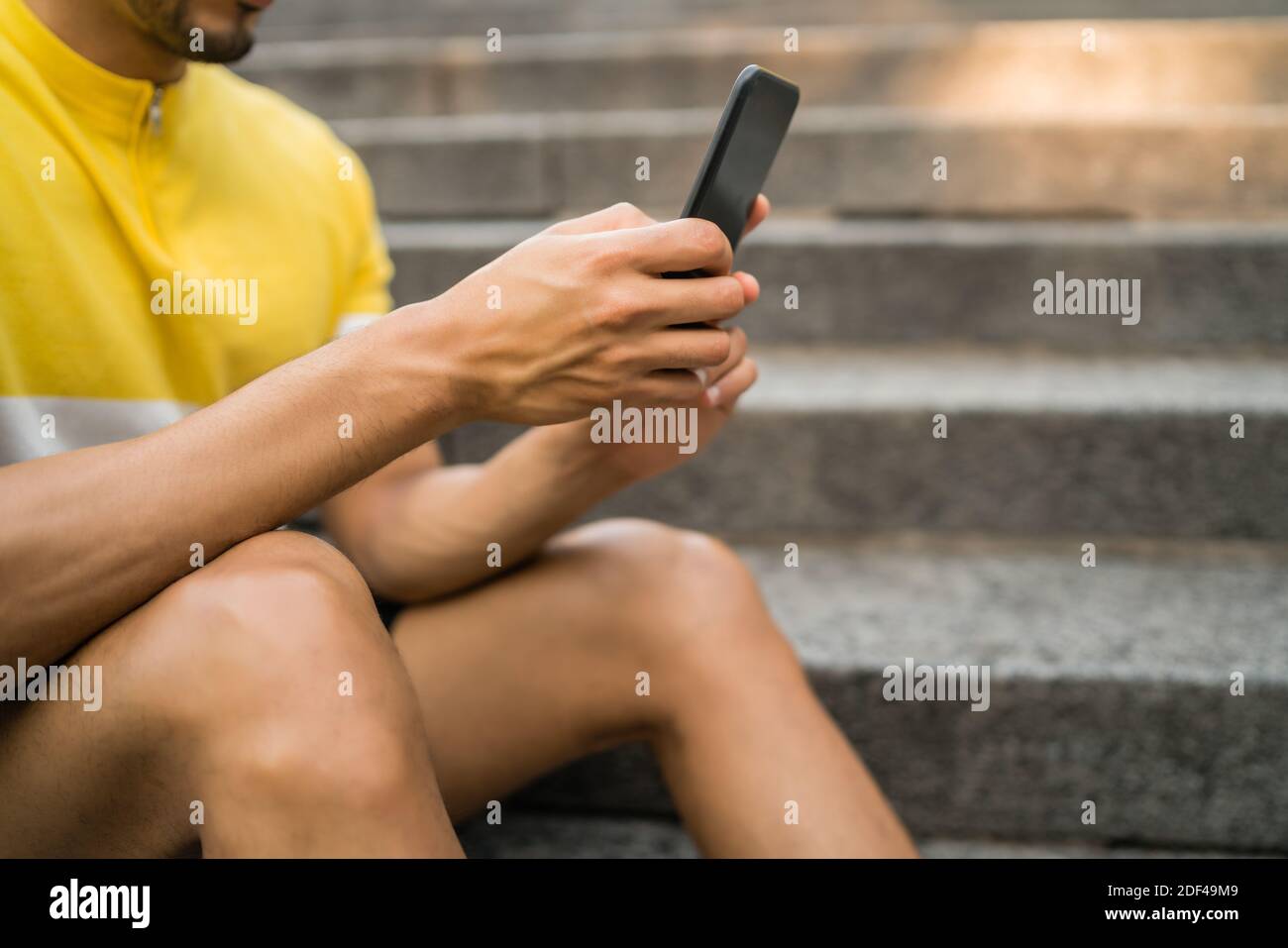 A man using his mobile phone hi-res stock photography and images - Alamy