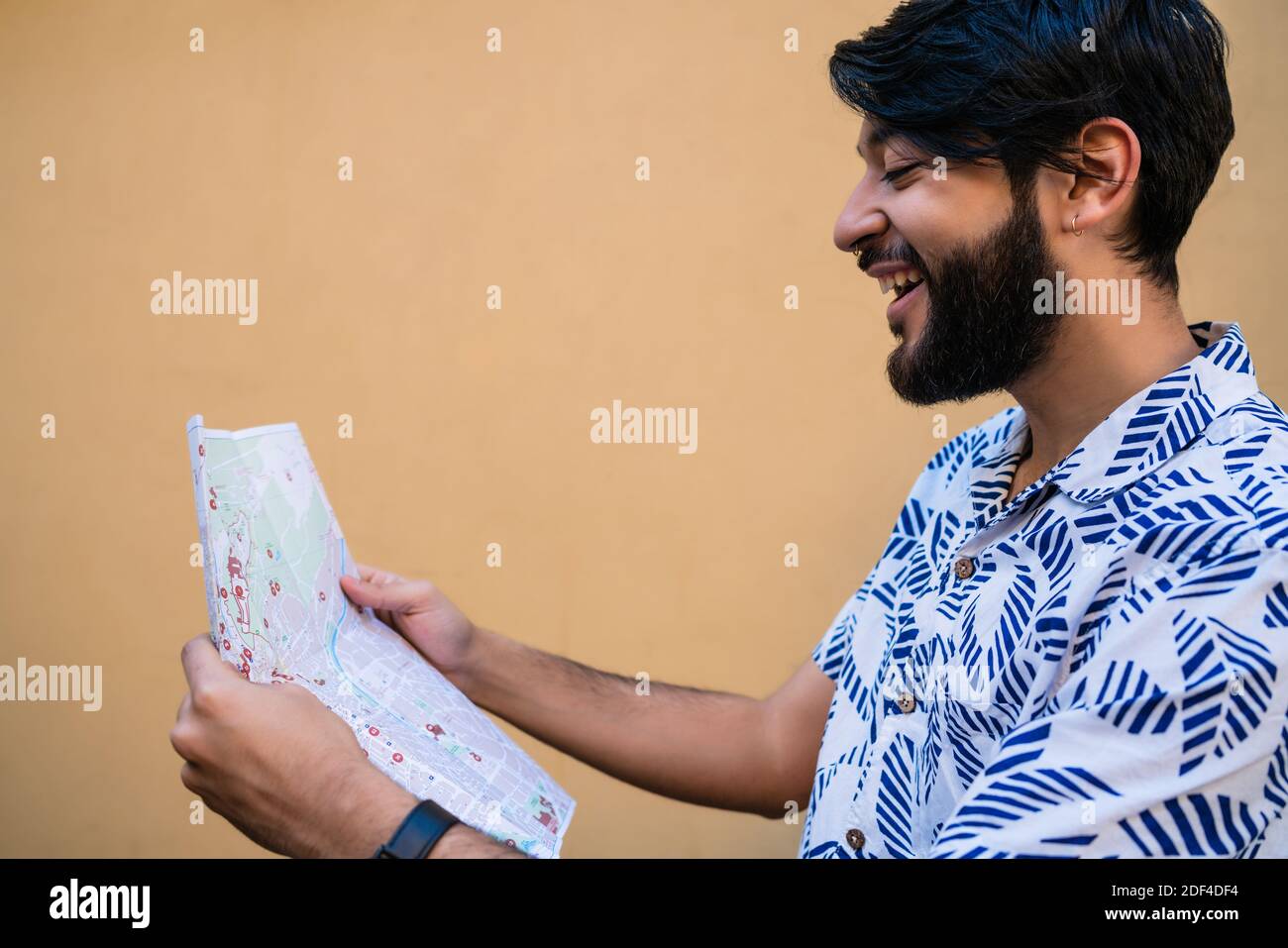 Tourist man holding a map looking for directions Stock Photo - Alamy