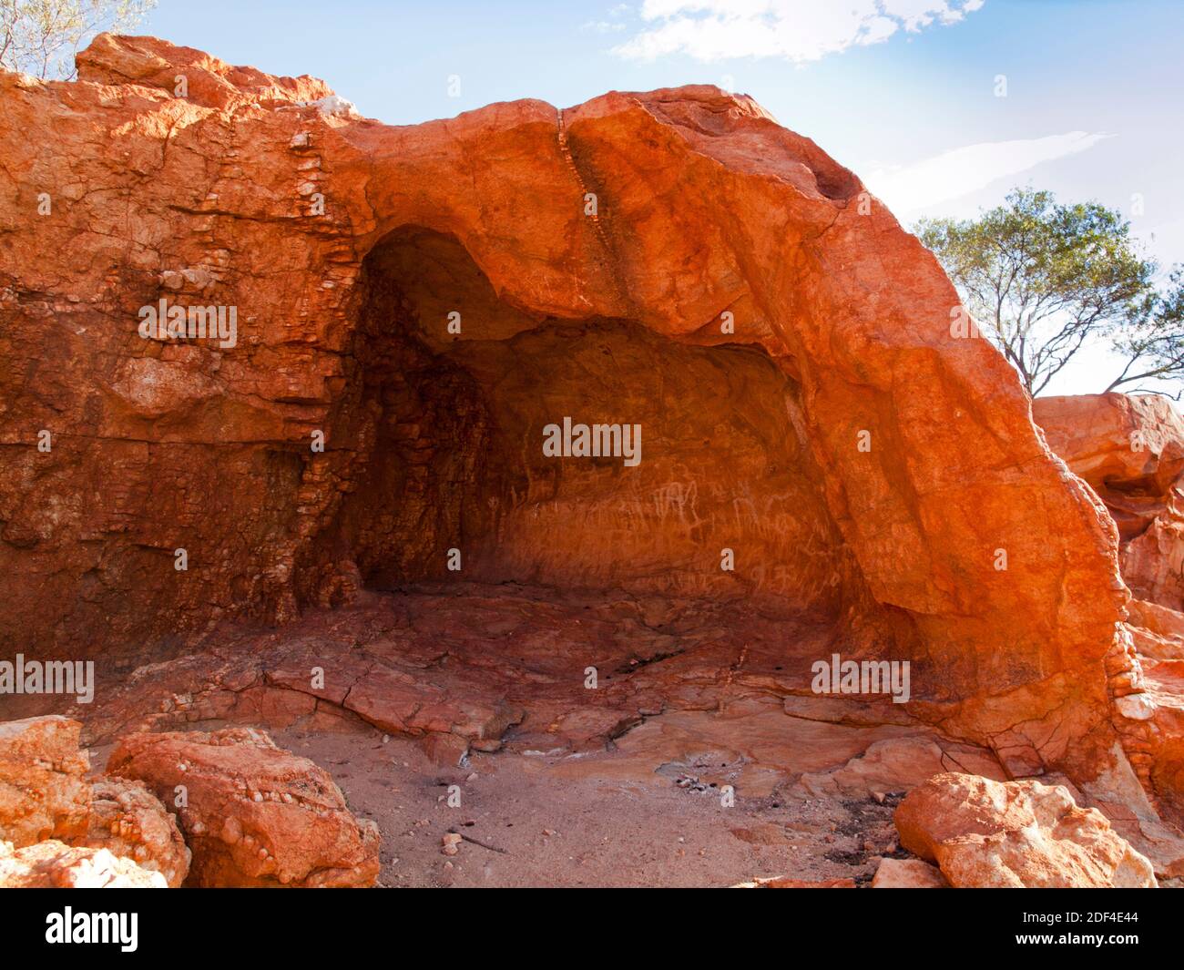 Aboriginal petroglyphs on a small cave overhang at Mundee, Mount ...