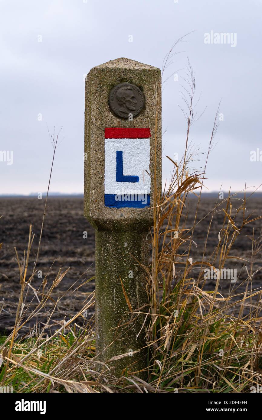 Original Lincoln Highway road markers in rural Illinois Stock Photo - Alamy
