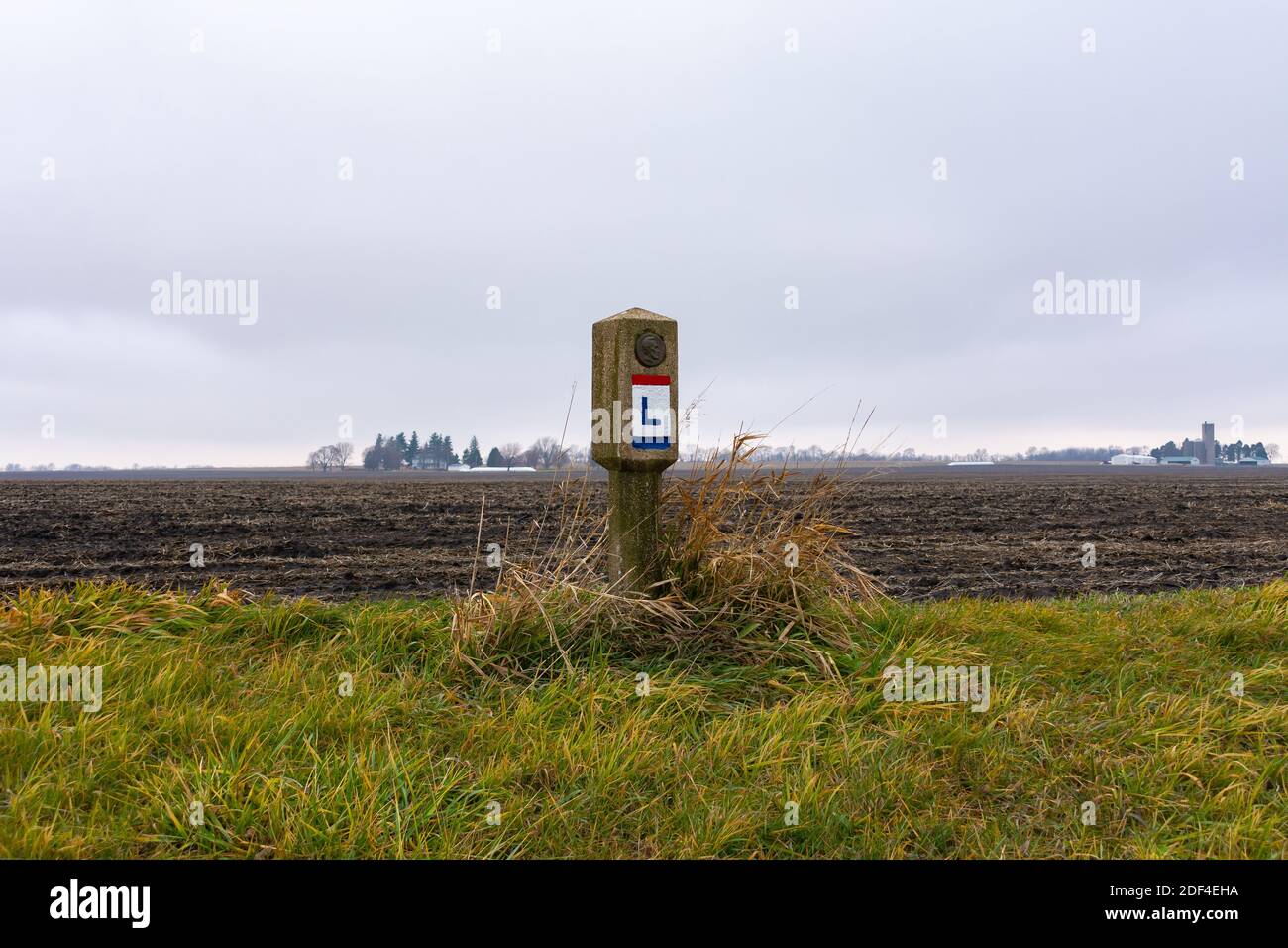 Original Lincoln Highway road markers in rural Illinois Stock Photo - Alamy