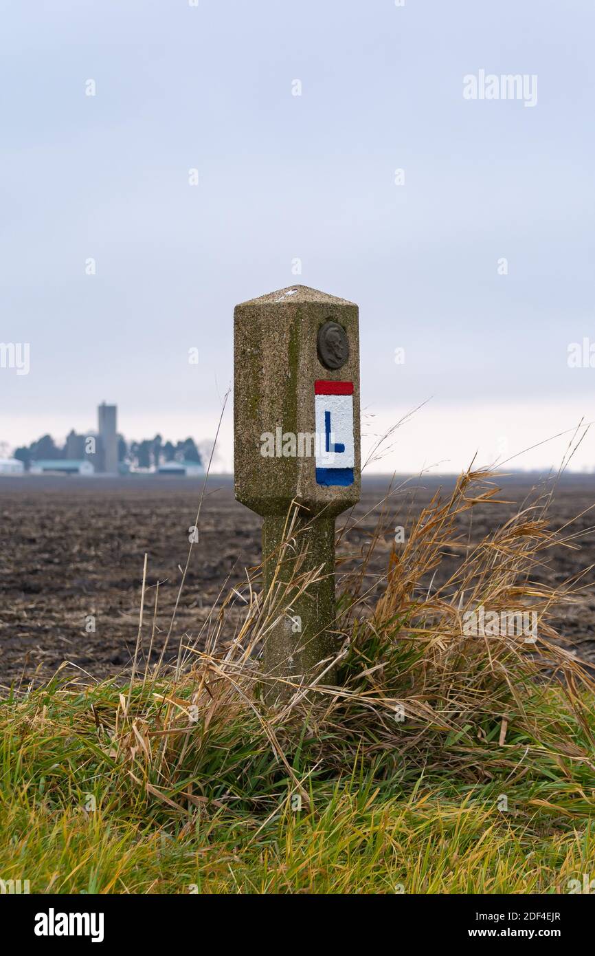 Original Lincoln Highway road markers in rural Illinois Stock Photo - Alamy