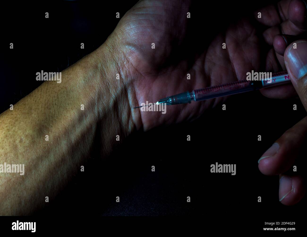 Man injecting with a syringe to his hand Stock Photo - Alamy