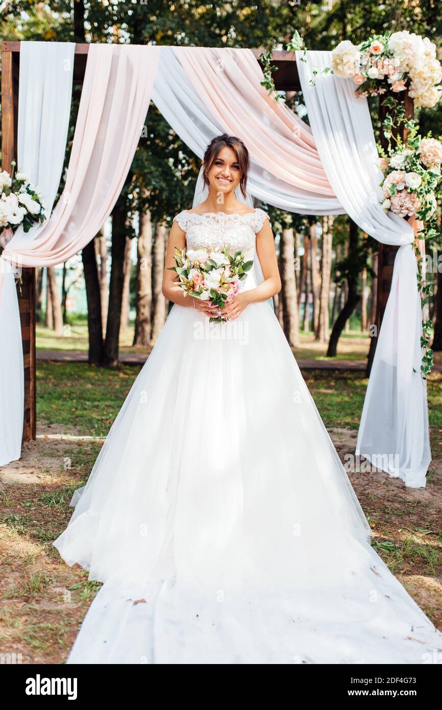 portrait of a beautiful bride in nature Stock Photo - Alamy
