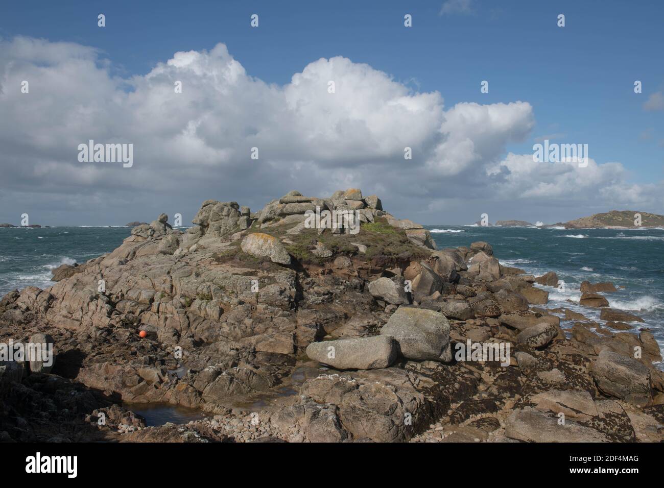Rock outcrop in sea hi-res stock photography and images - Alamy