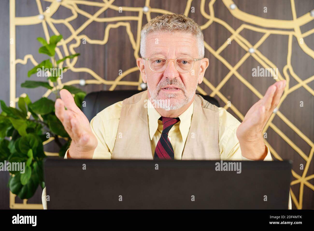 Confused business partners hi-res stock photography and images - Alamy