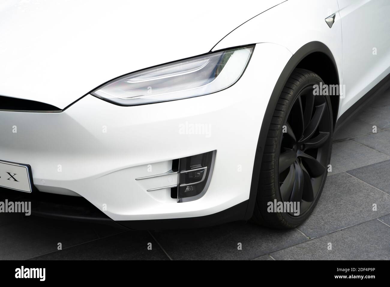 Tesla display mall hi-res stock photography and images - Alamy