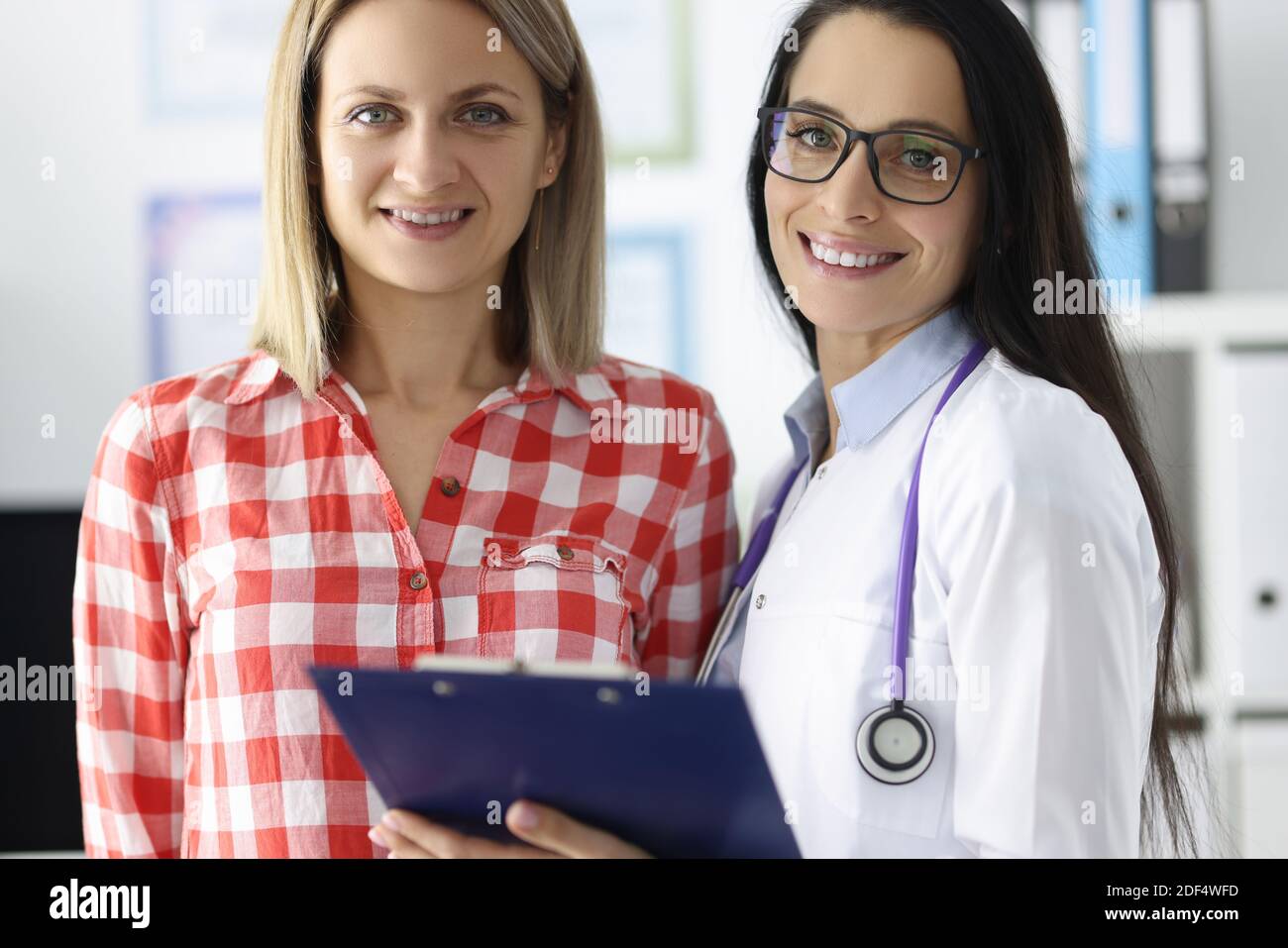 Smiling paramedic and patient hi-res stock photography and images - Alamy