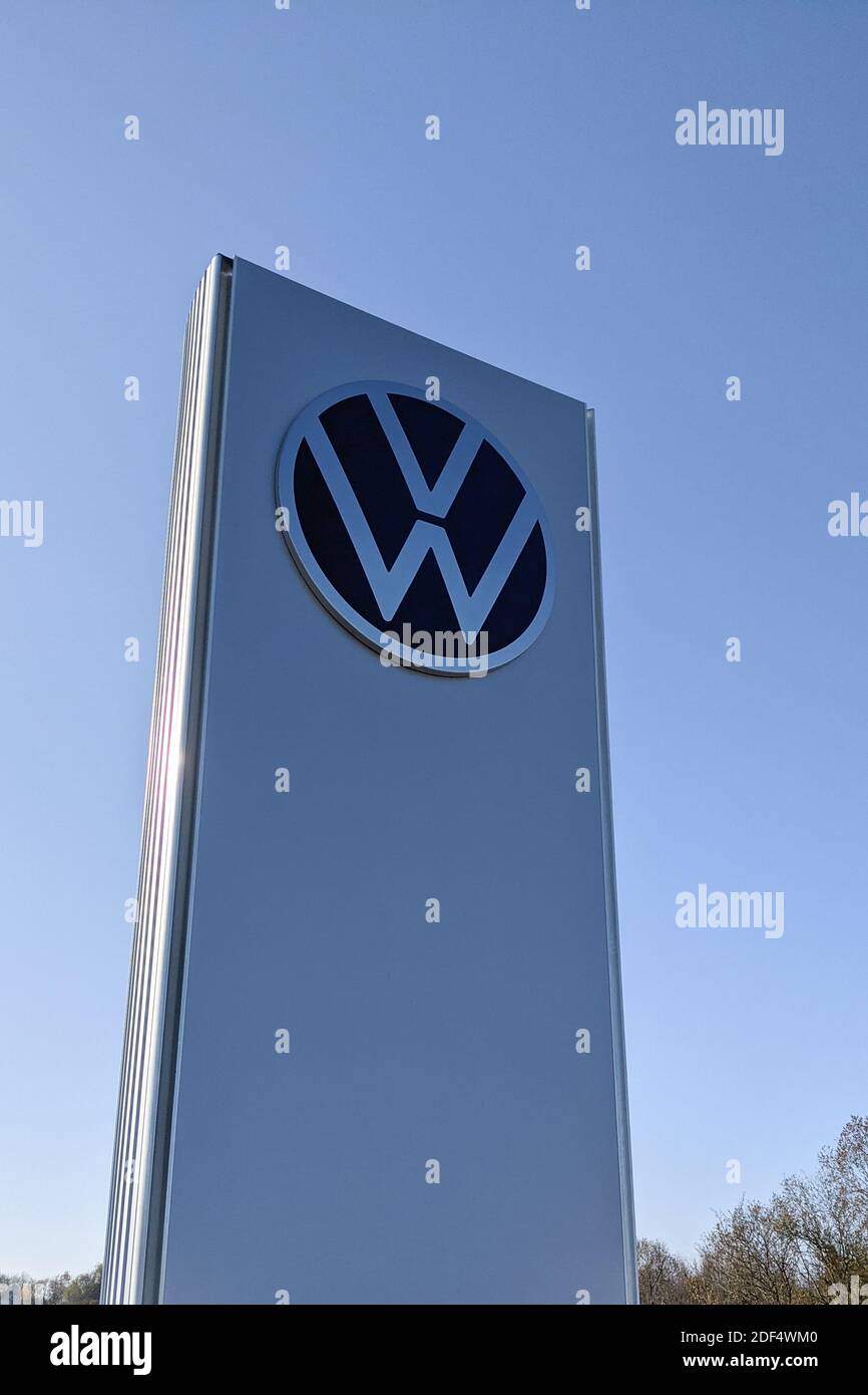Vw volkswagen dealer dealership sign hi-res stock photography and ...