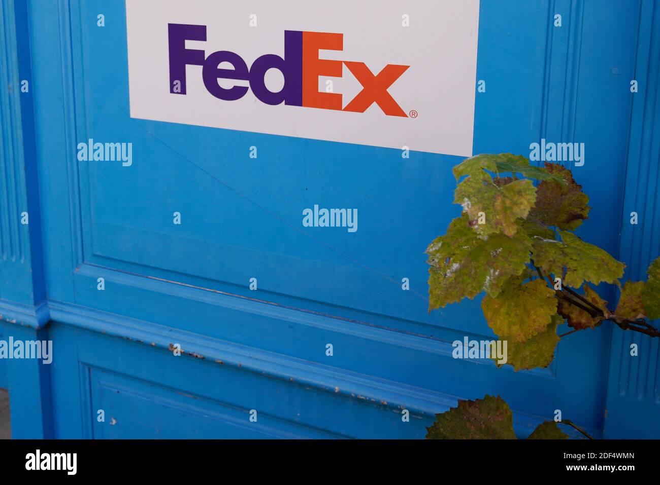 Fedex express logo hi-res stock photography and images - Alamy