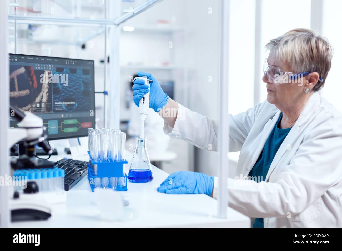 Micro pipette hi-res stock photography and images - Alamy