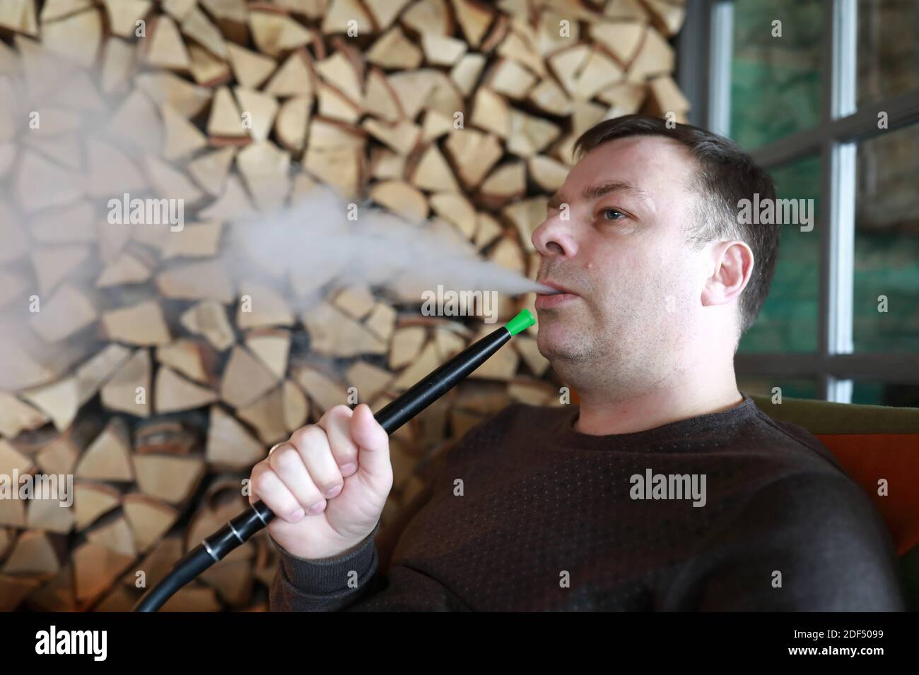 Man smoking a shisha in a cafe Stock Photo - Alamy