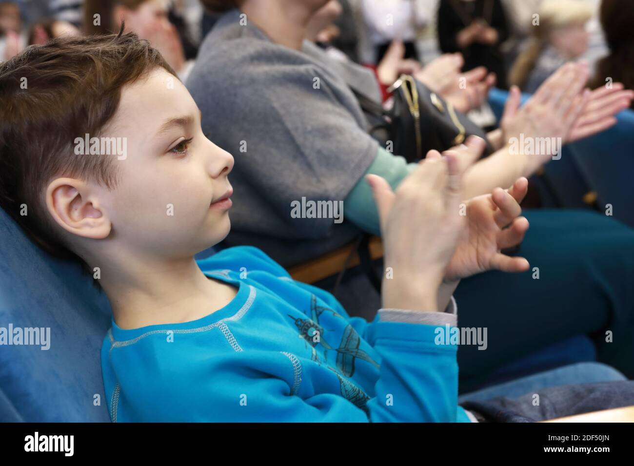 Audience clapping in movie theater hi-res stock photography and images ...