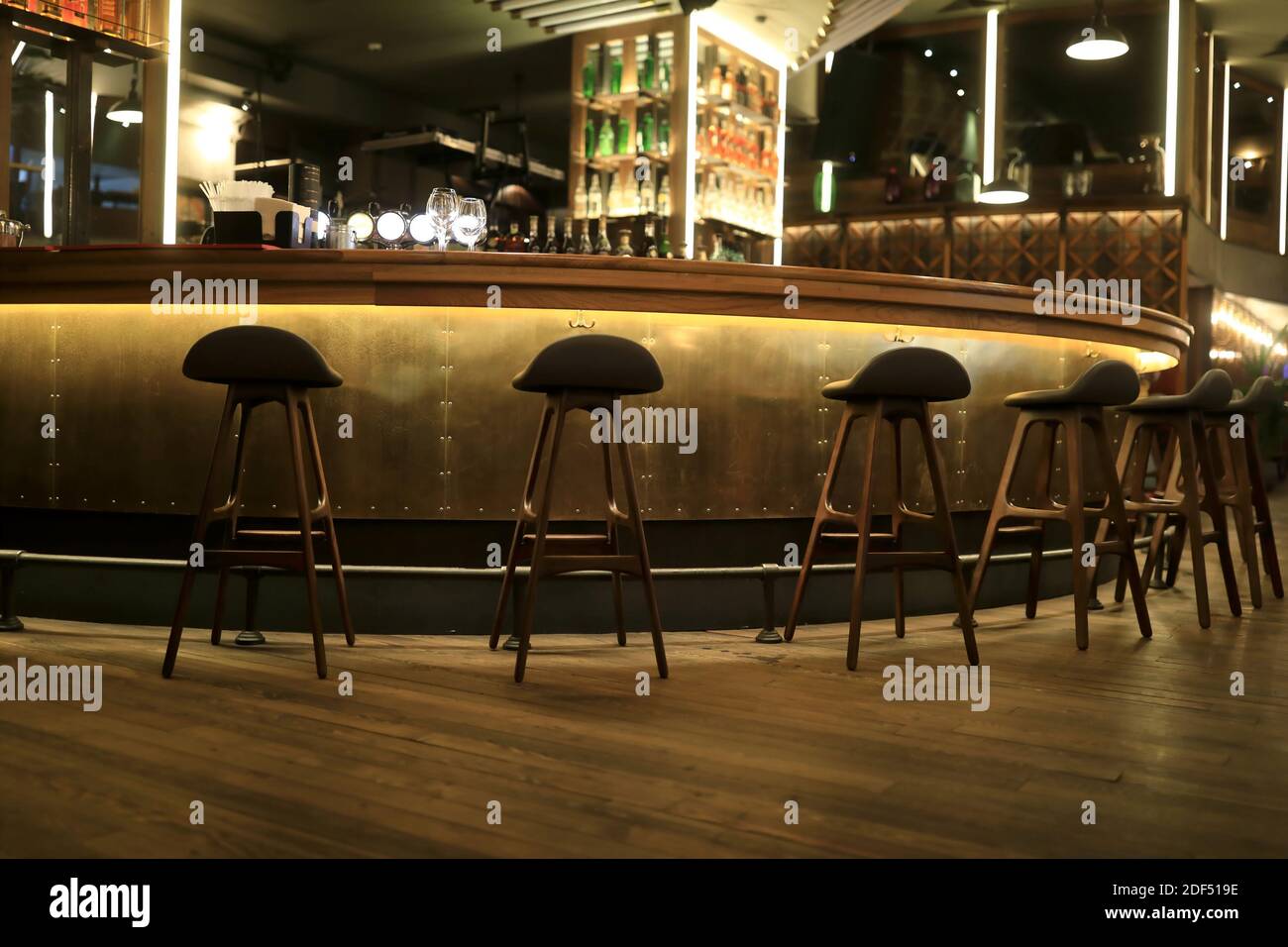 View of bar in restaurant at night Stock Photo - Alamy