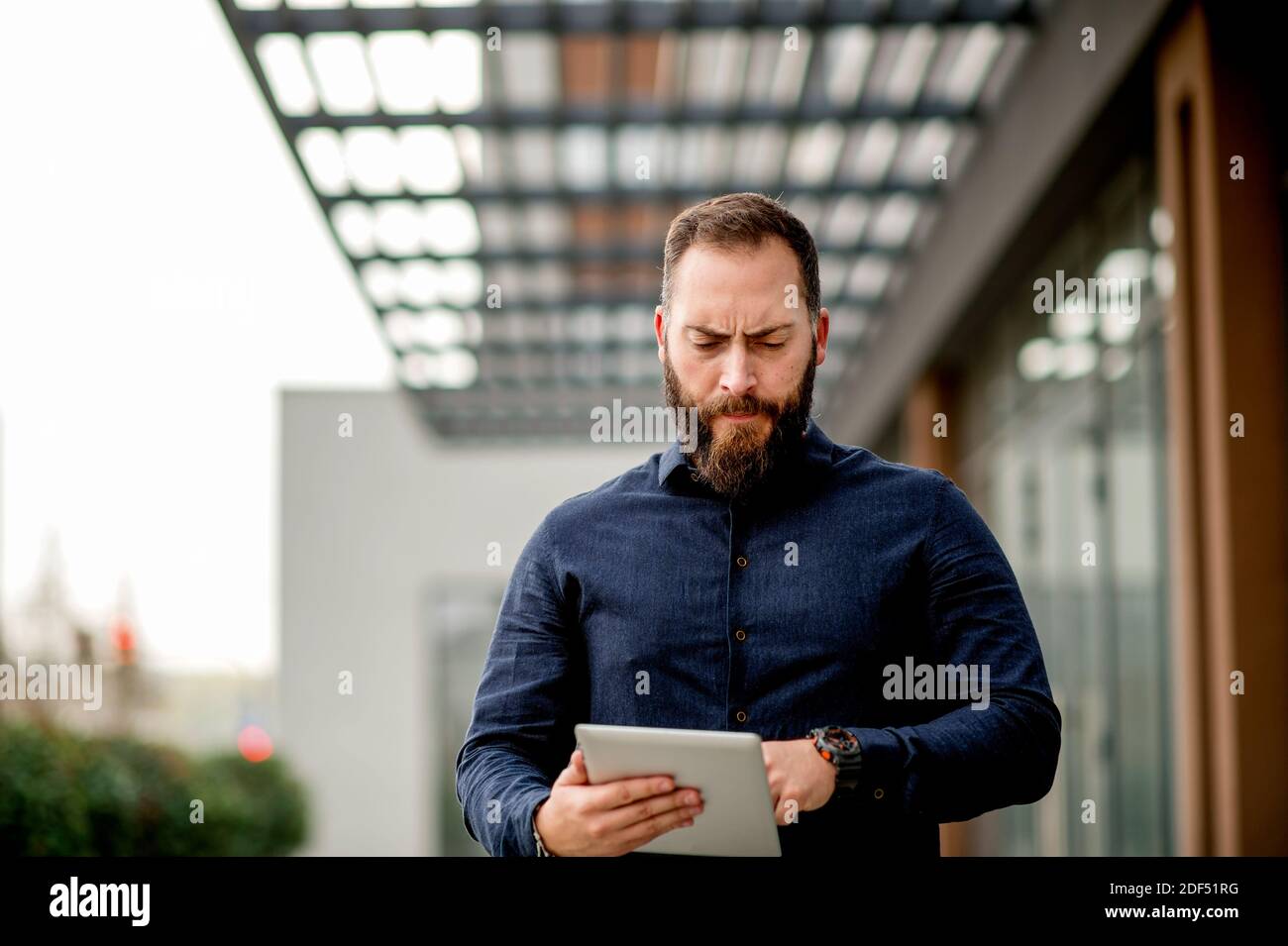 Modern businessman using tablet on pause Stock Photo - Alamy