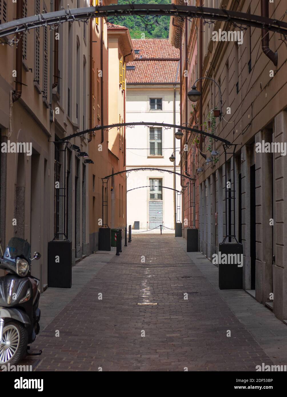 Shady alleyway hi-res stock photography and images - Alamy