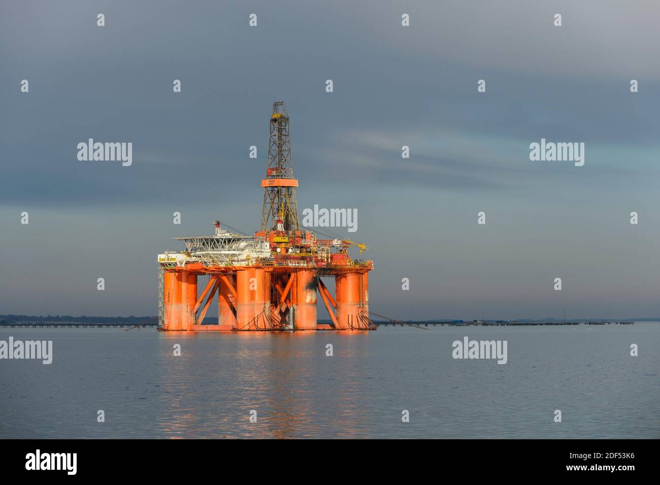 Oil rigs in scottish harbour hi-res stock photography and images - Alamy