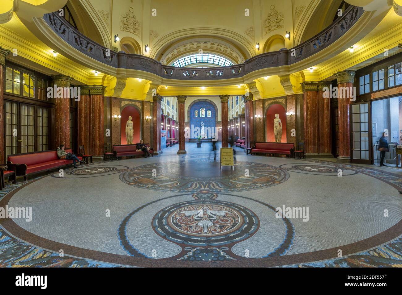 Budapest baths gellert hi-res stock photography and images - Alamy