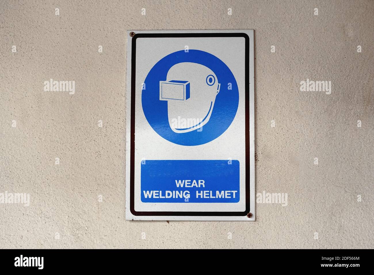 Welding warning sign hi-res stock photography and images - Alamy