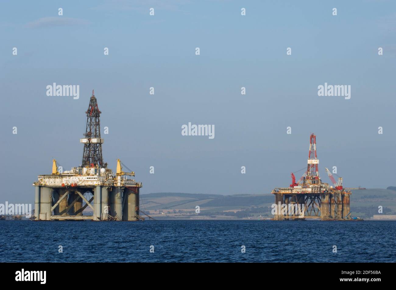 Oil rigs in scottish harbour hi-res stock photography and images - Alamy