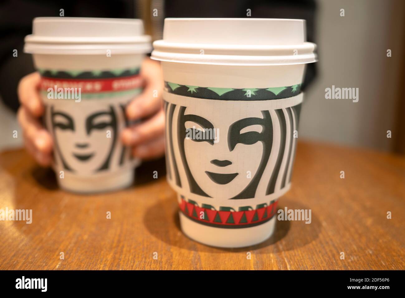 Starbucks coffee cup hi-res stock photography and images - Alamy
