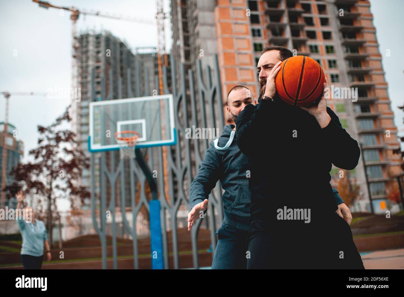 A group of amateurs friends gathered to play basketball on the court ...