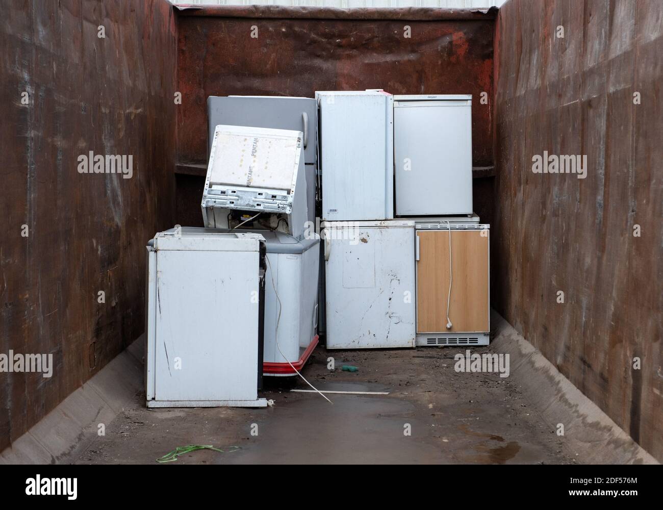 Recycling old refrigerators hi-res stock photography and images - Alamy