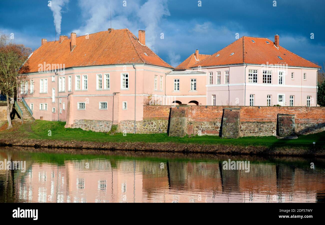 Hoya, Germany. 29th Nov, 2020. The former count's castle is reflected ...