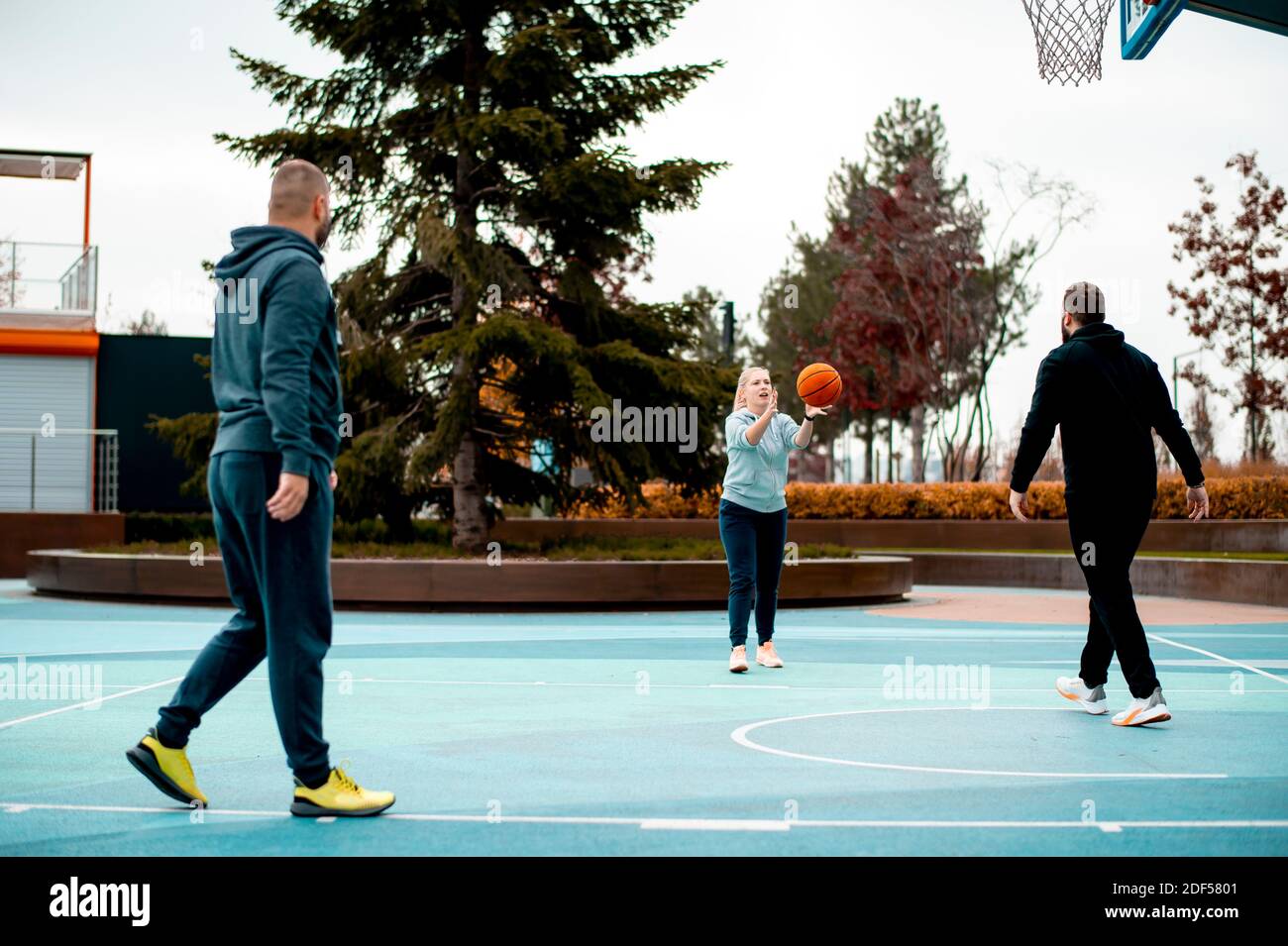 A group of amateurs friends gathered to play basketball on the court ...