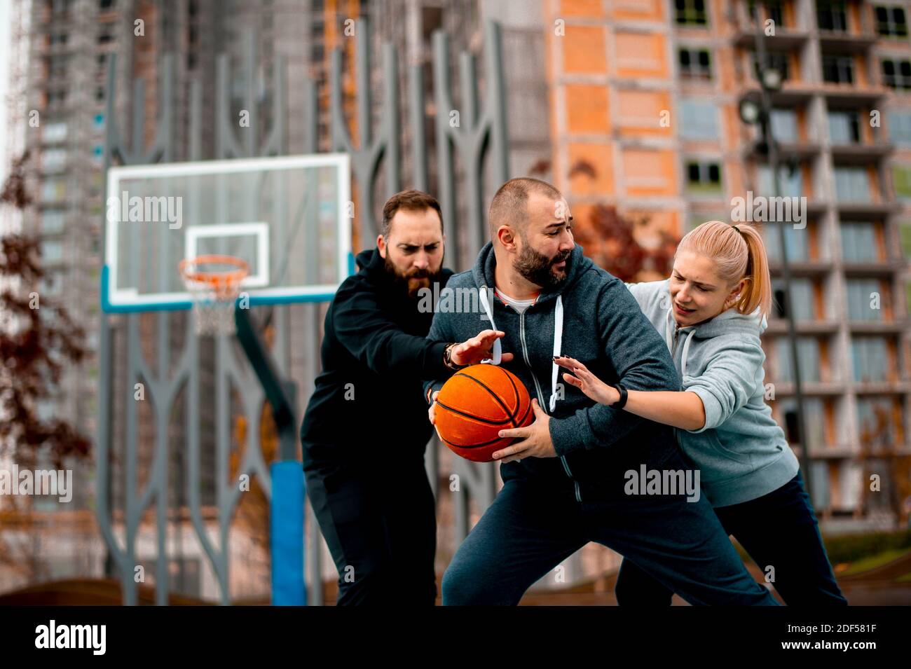 A group of amateurs friends gathered to play basketball on the court ...