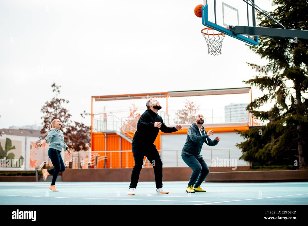 A group of amateurs friends gathered to play basketball on the court ...