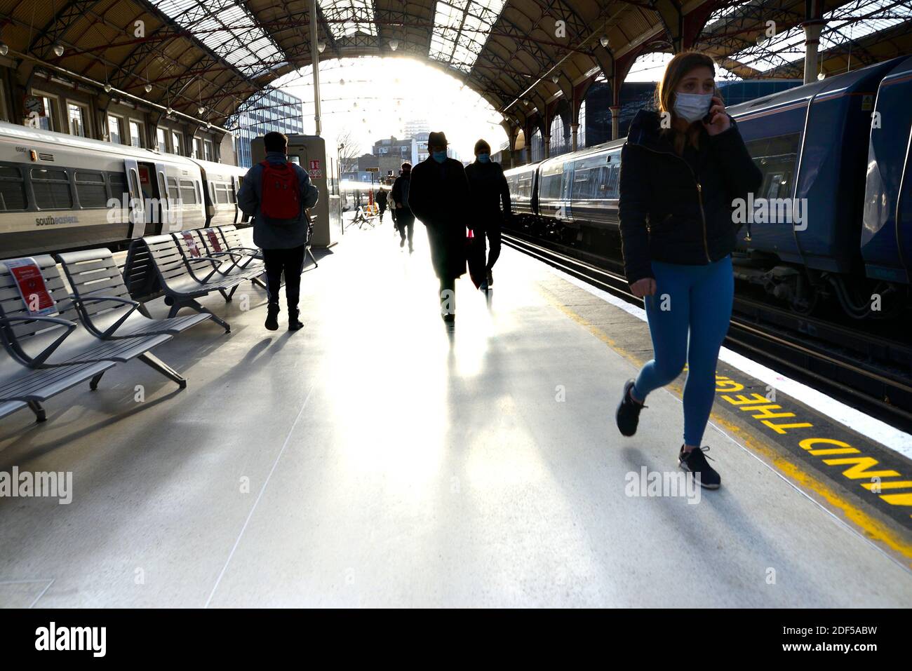 London, England, UK. Rail passengers in Victoria Station Stock Photo ...
