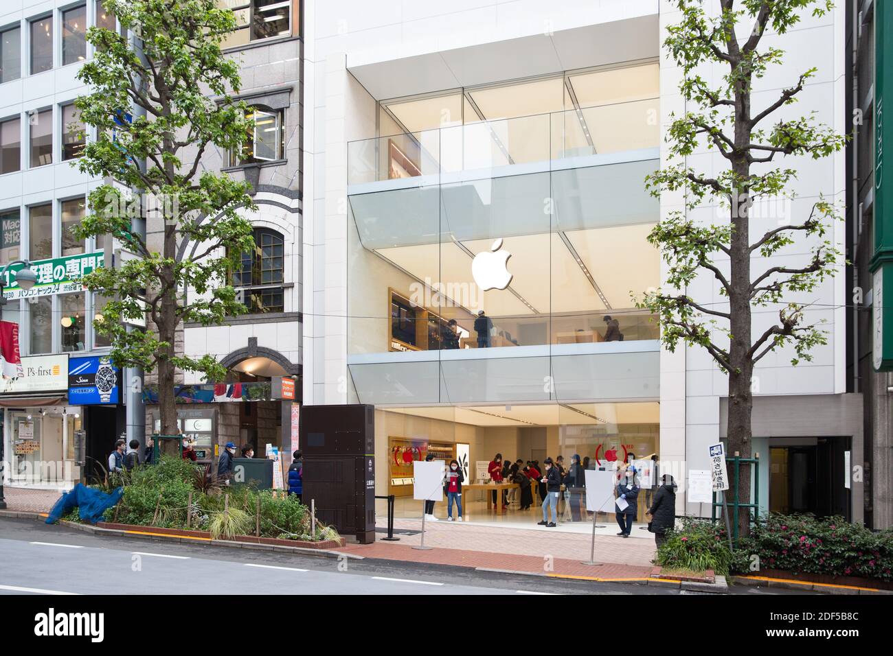 Apple logo and store in Shibuya Stock Photo - Alamy