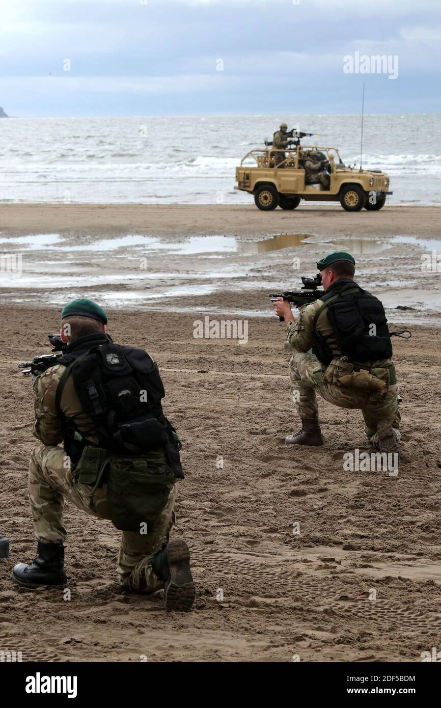 Ayr beach crowd hi-res stock photography and images - Alamy
