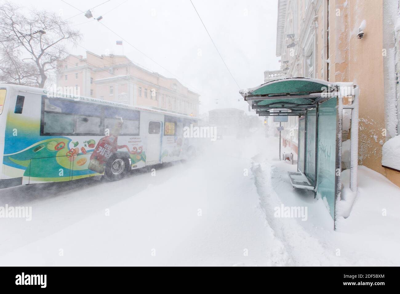 Covered bus stop hi-res stock photography and images - Alamy