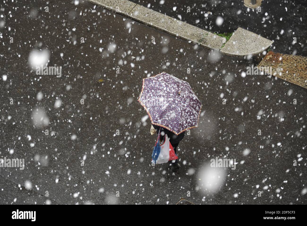 Snowfall in milan hi-res stock photography and images - Alamy