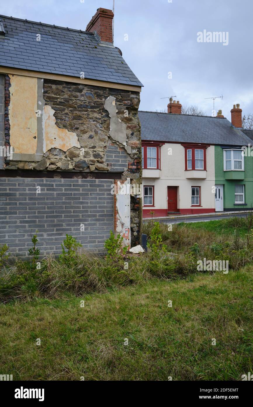 disused building on an urban street Stock Photo - Alamy