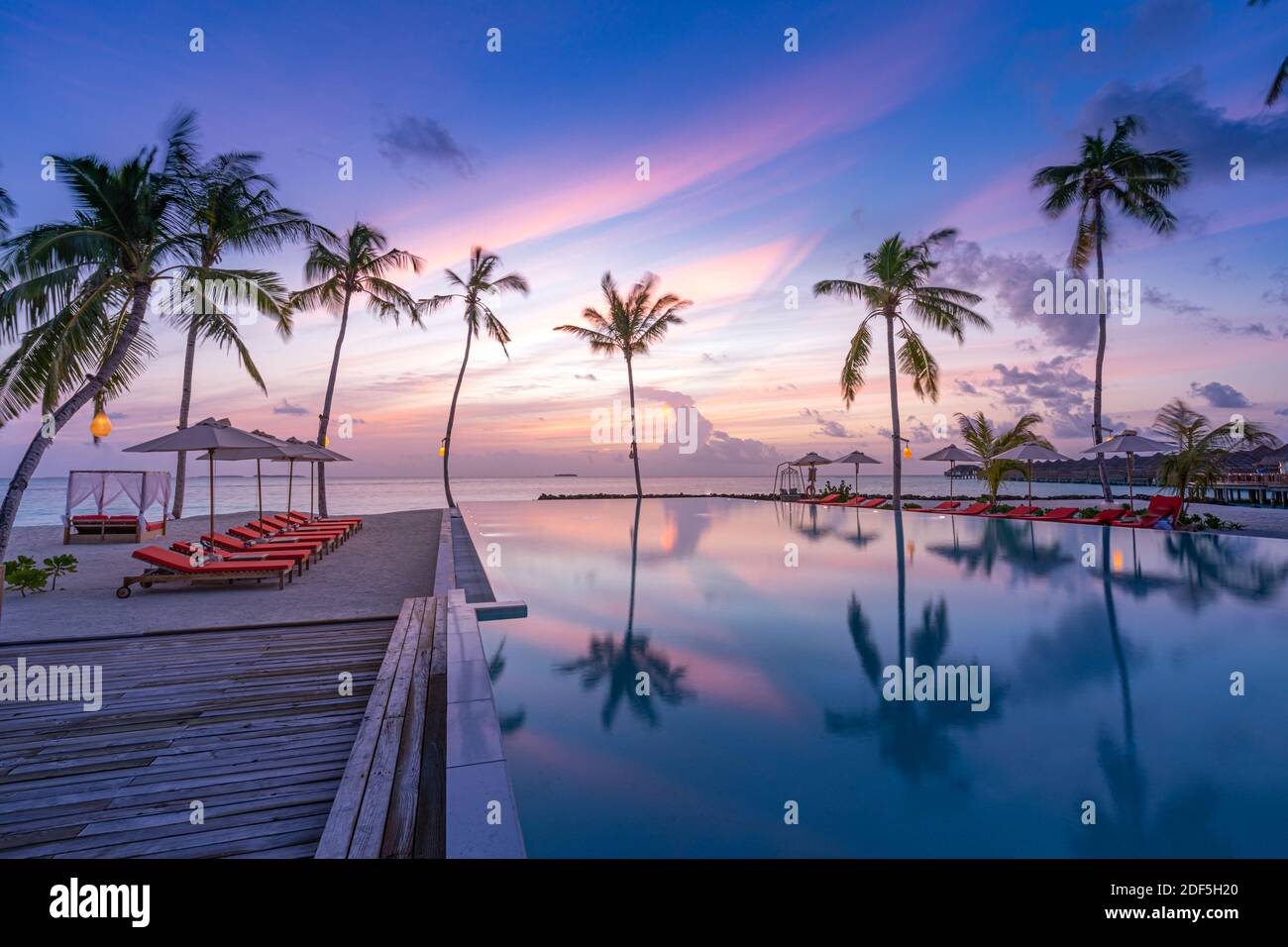 Beautiful poolside and sunset sky. Luxurious tropical beach landscape ...