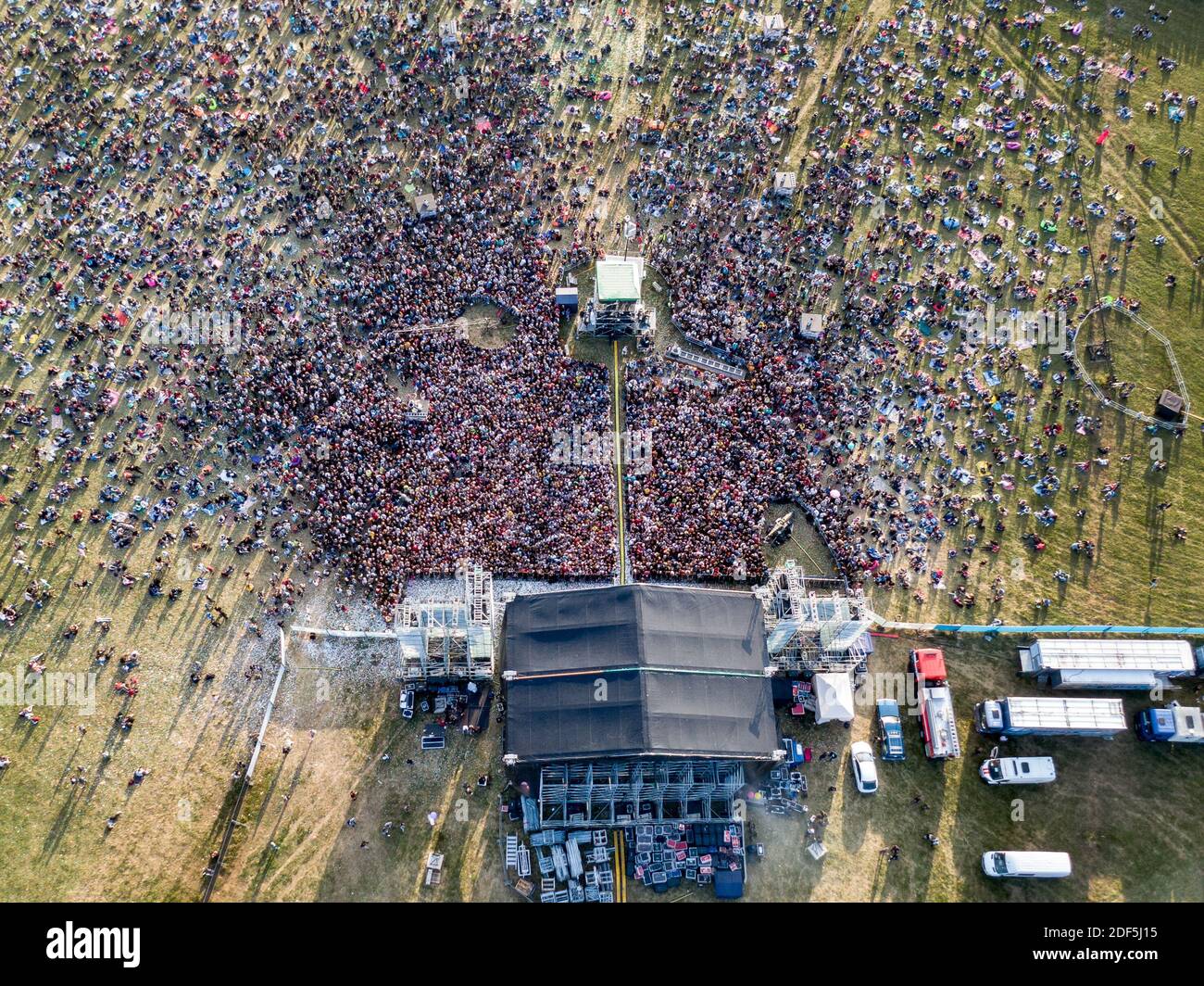 Concert front view stage crowd hi-res stock photography and images - Alamy