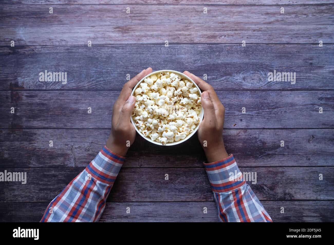top view of man's hand holding a bowl of popcorn Stock Photo - Alamy