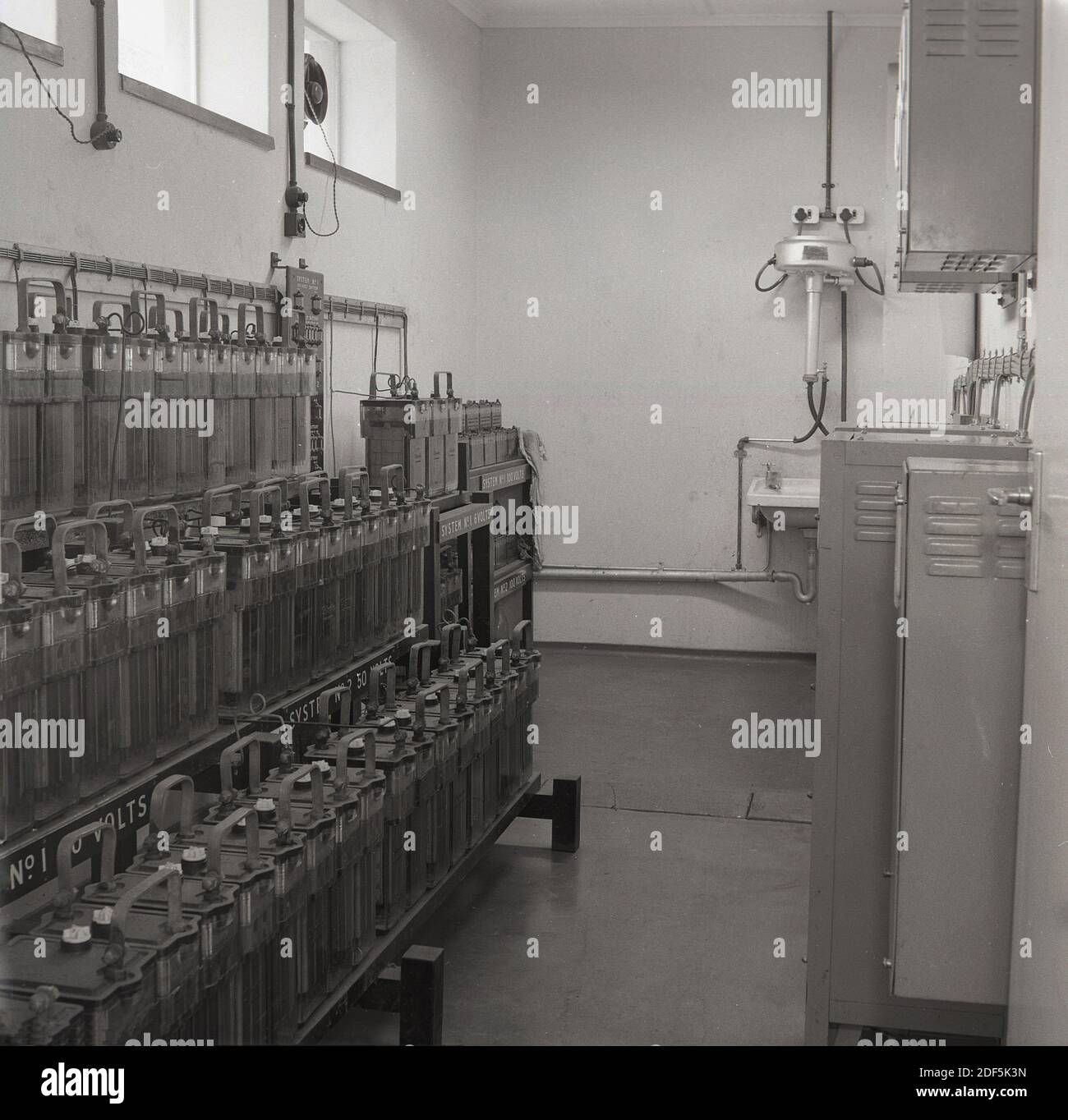 Bank inside 1950s hi-res stock photography and images - Alamy