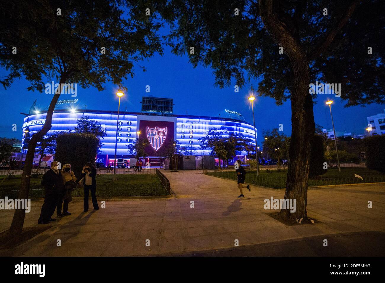 Chelsea stadium outside view hi-res stock photography and images - Alamy