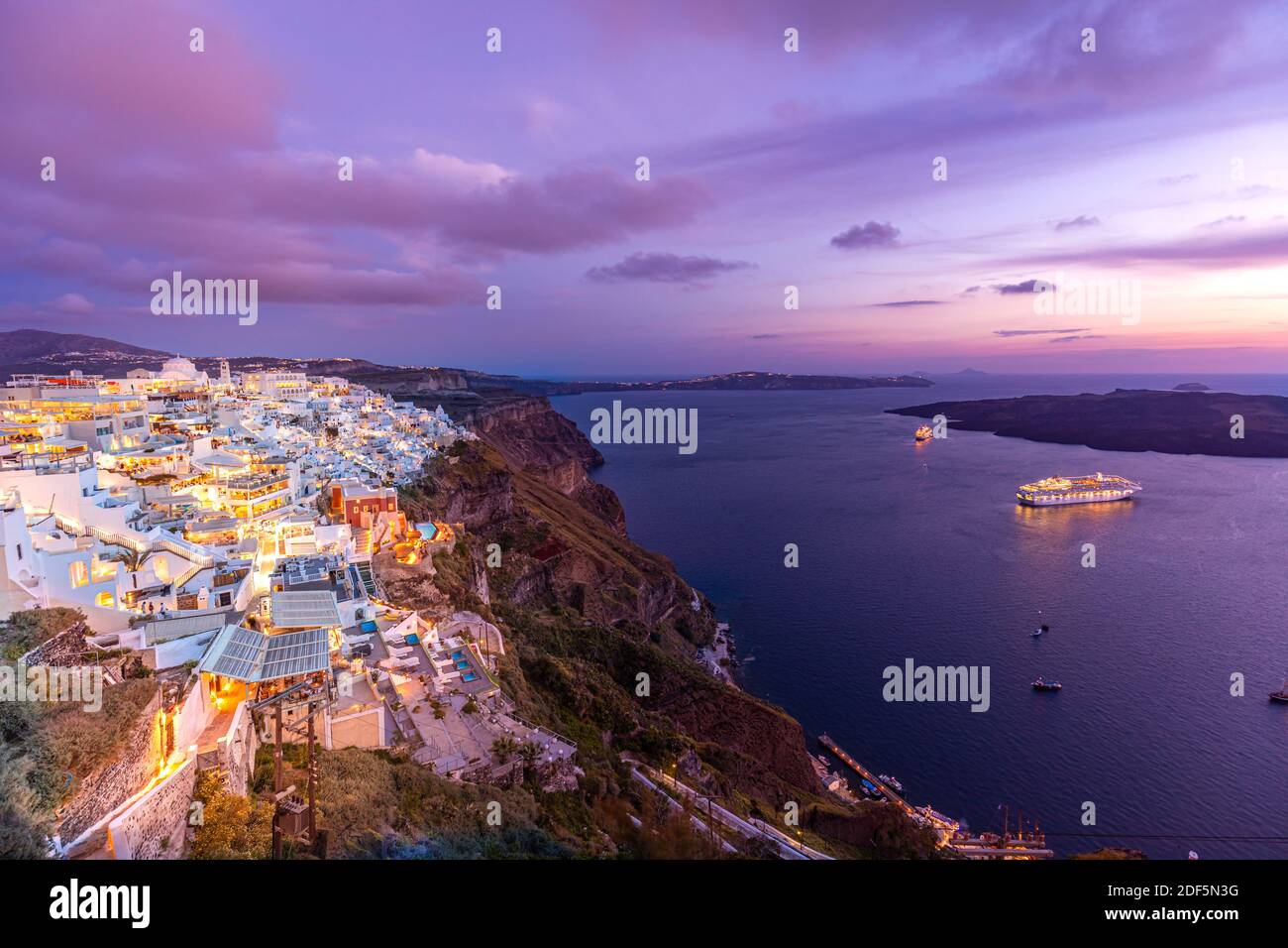Santorini, Greece. Famous sunset view of traditional white architecture ...