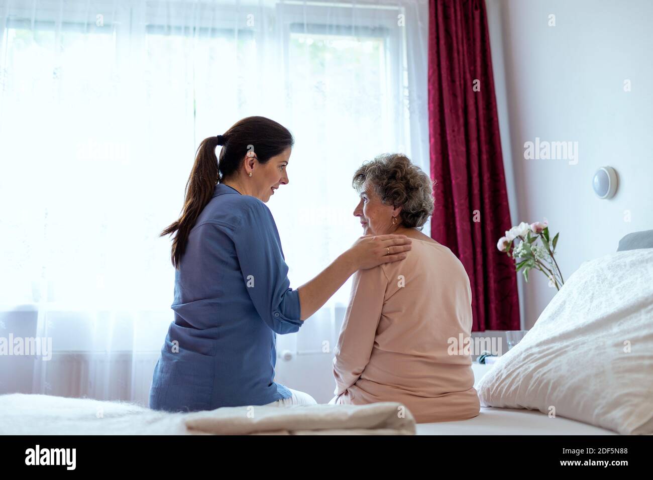 Hand comforting elderly shoulder hi-res stock photography and images ...
