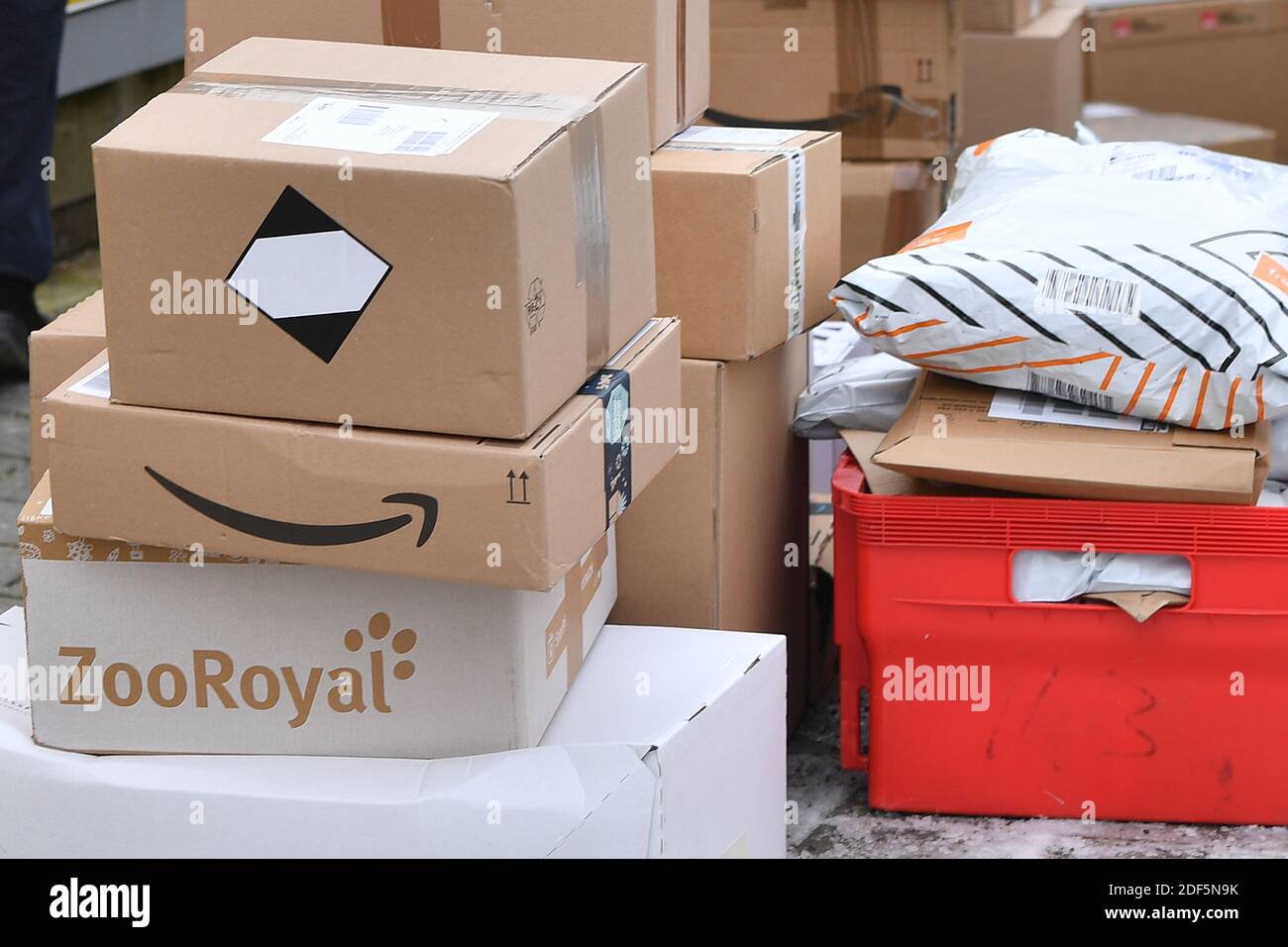 Munich, Deutschland. 03rd Dec, 2020. Parcel volumes and online trading ...