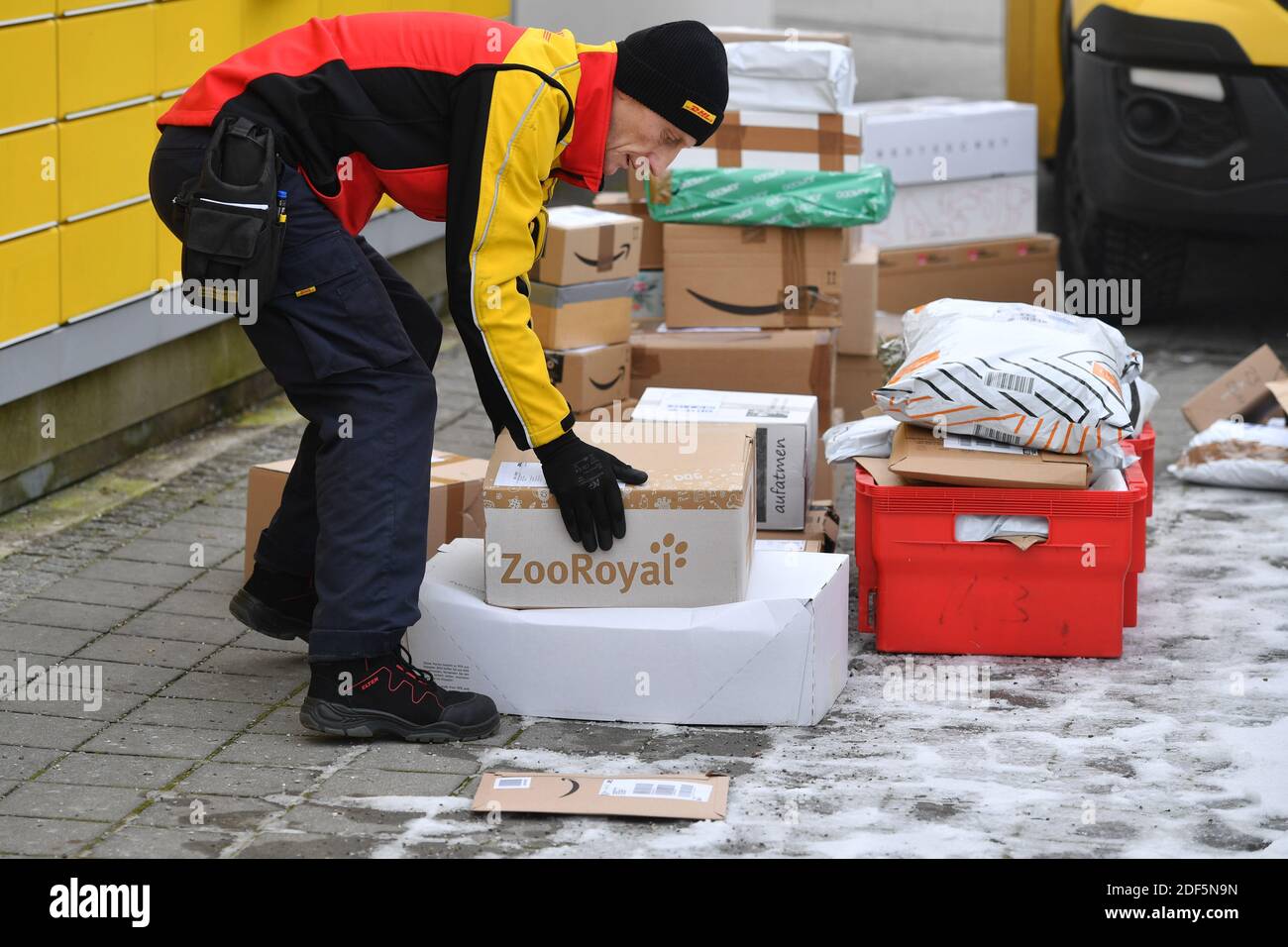 Parcel volumes hi-res stock photography and images - Alamy