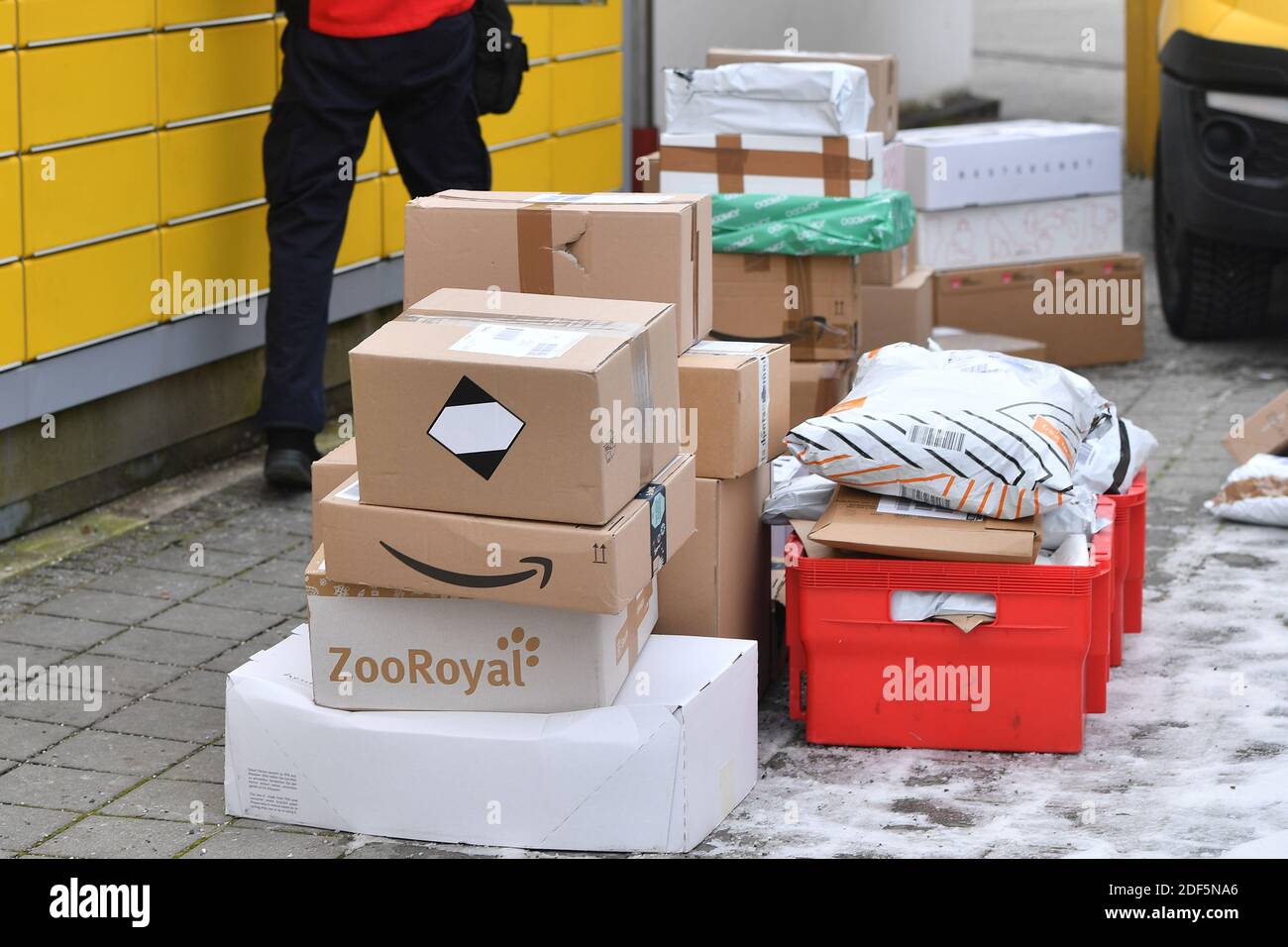 Munich, Deutschland. 03rd Dec, 2020. Parcel volumes and online trading ...